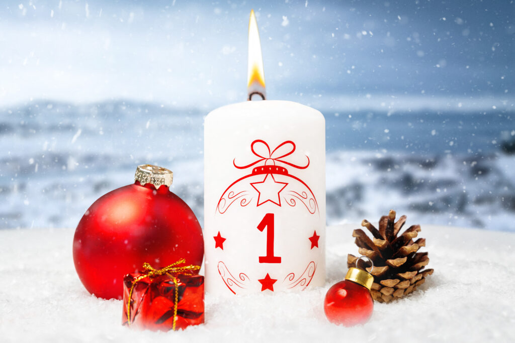 1 Advent - Kerze im Schnee zum ersten Advent • Advent Bilder