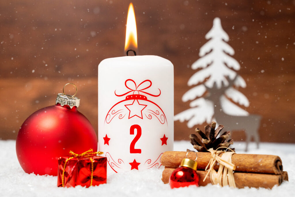 2. Advent – Adventskerze, Lichter und weihnachtliche Dekoration ...