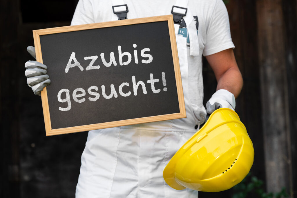 Azubi gesucht - Bauarbeiter mit Schild • Bihlmayer-MEDIA