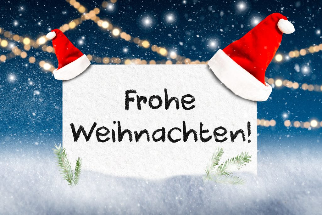 Frohe Weihnachten Wünsche - Bild mit Schriftzug und Weihnachtsmützen • Bihlmayer-MEDIA