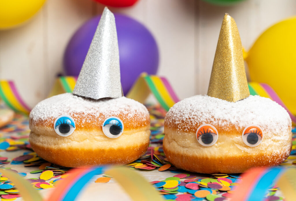 Karneval und Fasching – Lustige Krapfen mit Partyhüten und Konfetti ...