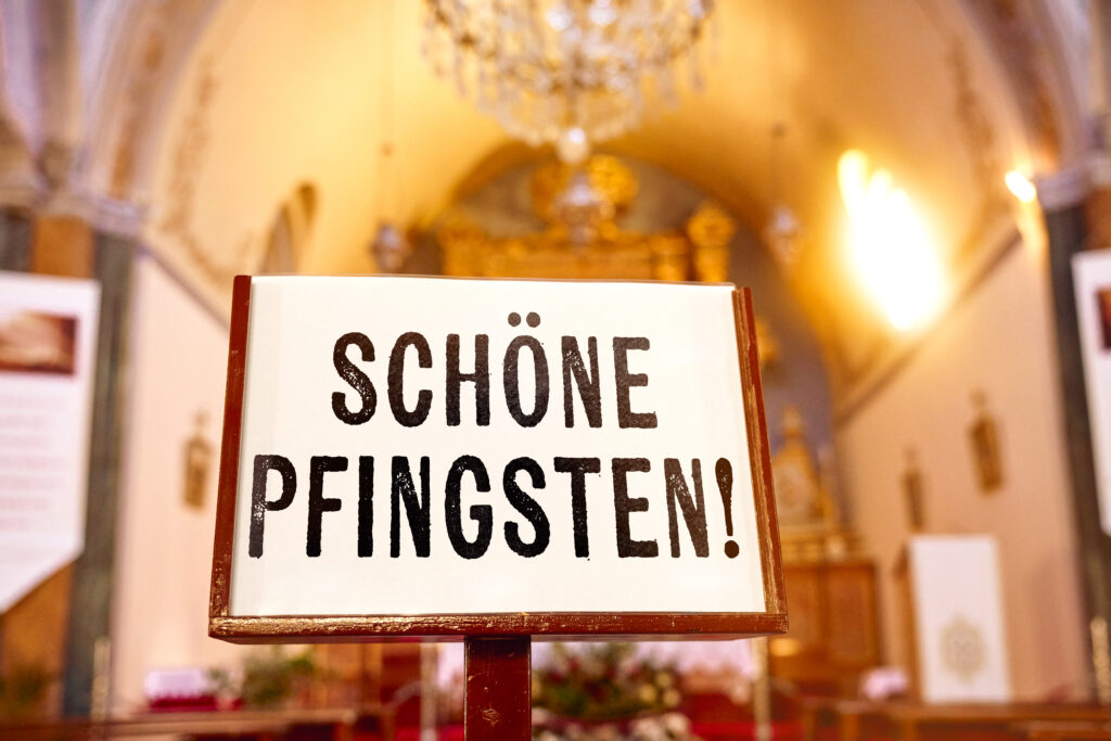 Schöne Pfingsten Gruß in Kirche • Bihlmayer-MEDIA